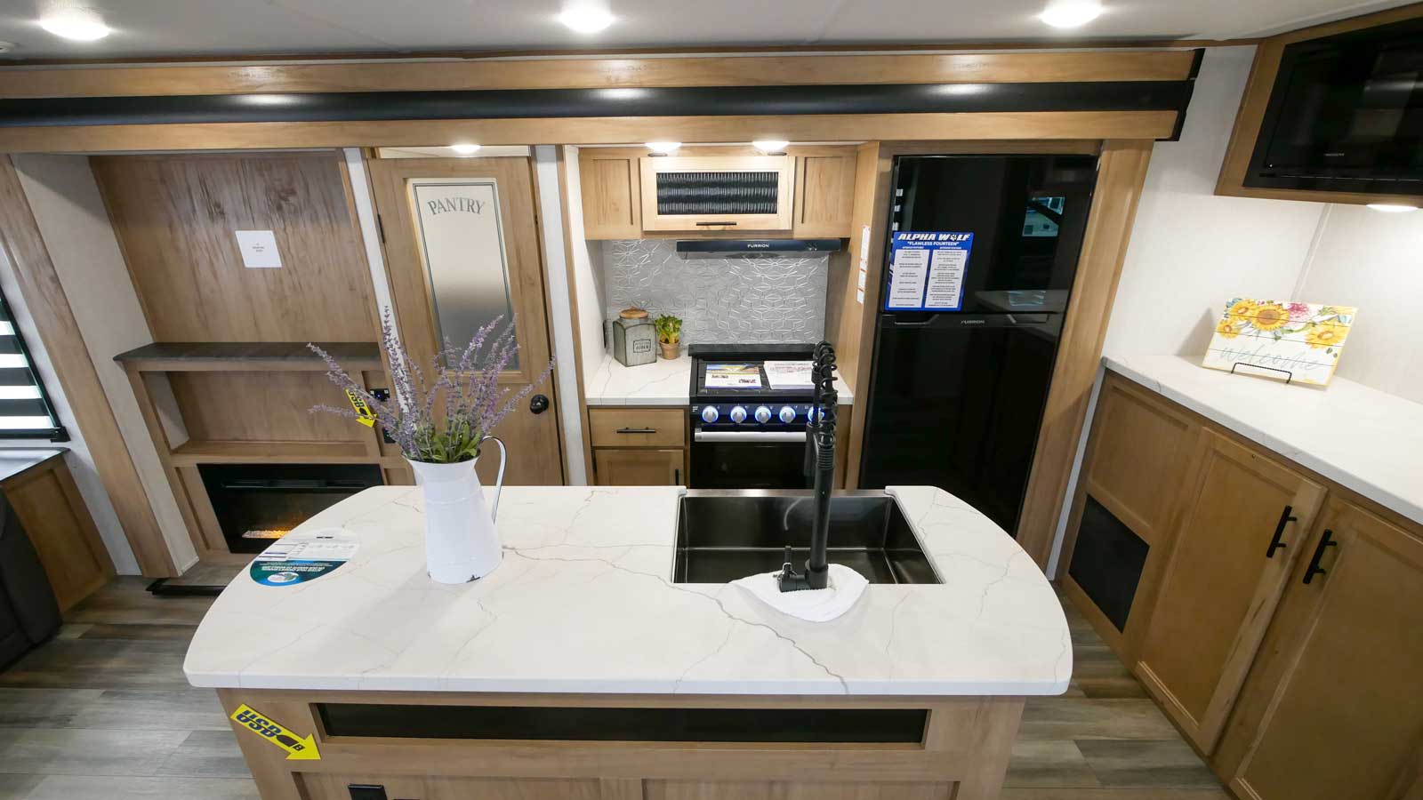 Caravan for Sale - Alpha Wolf - 26RL - 9.3m (30' 6"), rear lounge, 4 ...