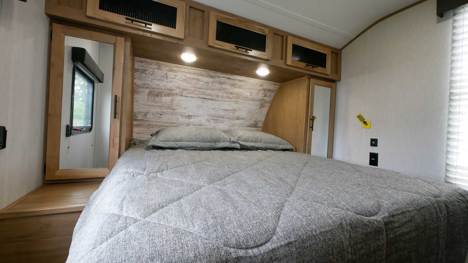 Caravan for Sale - Alpha Wolf - 26RL - 9.3m (30' 6"), rear lounge, 4 ...